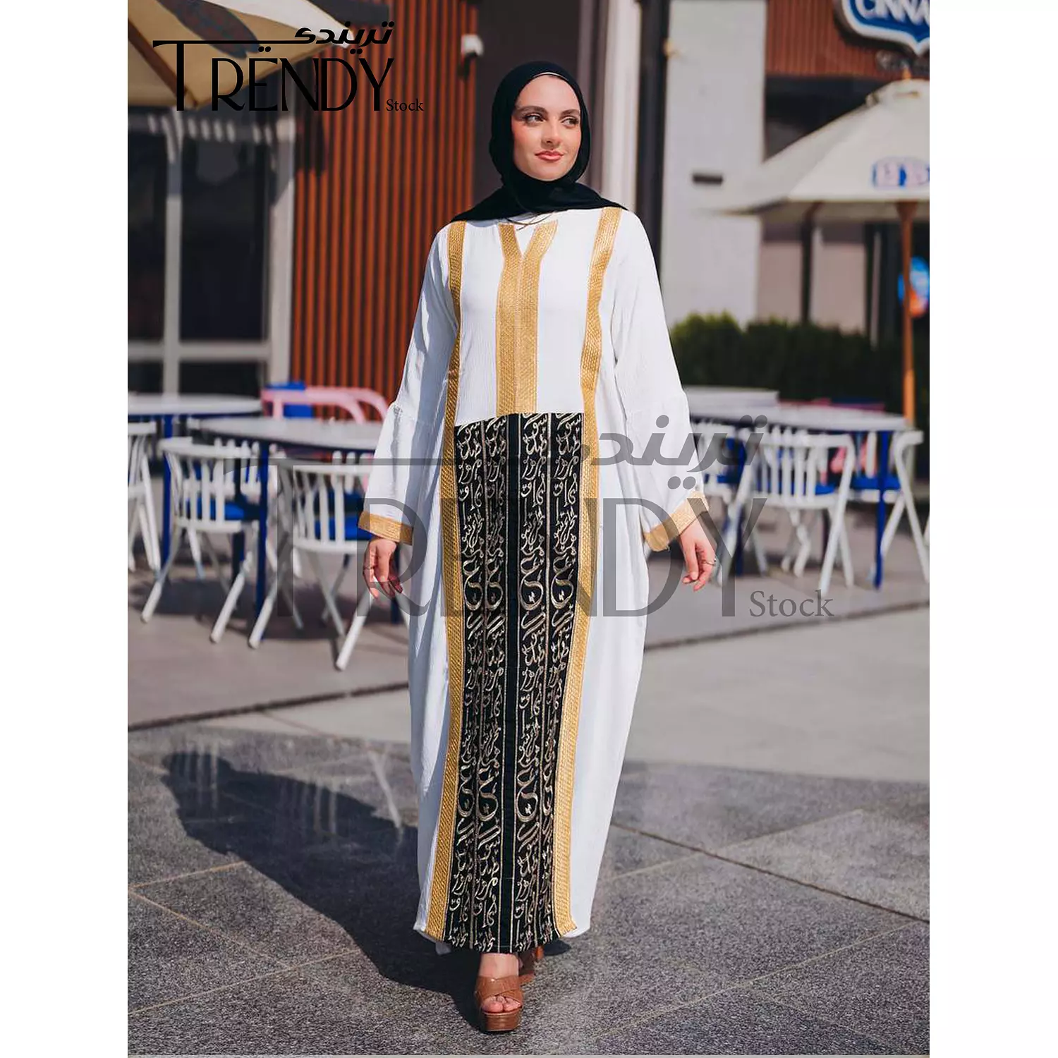 Abaya embroidered with Arabic letters | Trendy stock